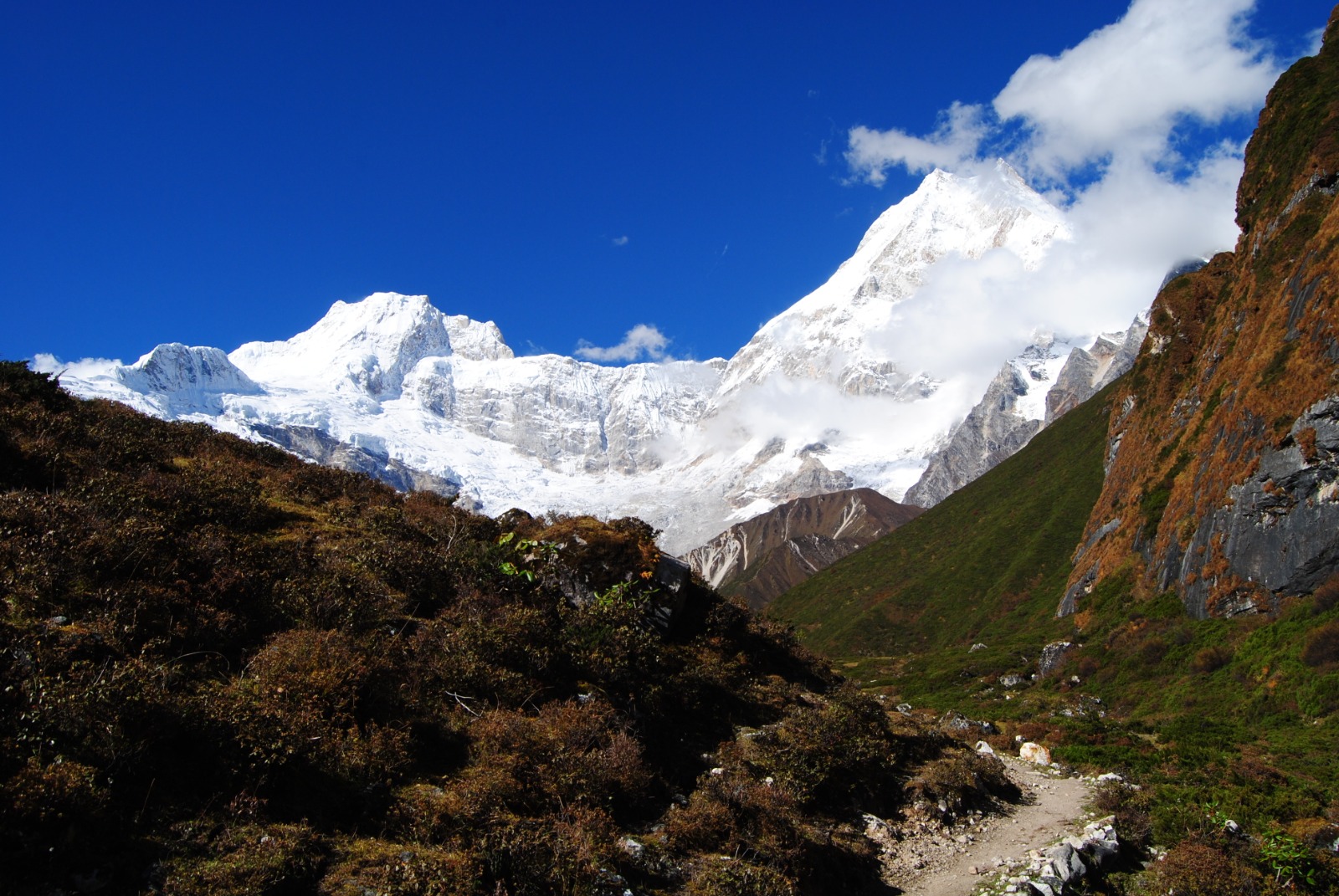 Where is Mount Manaslu: Nepal's Himalayan Gem?